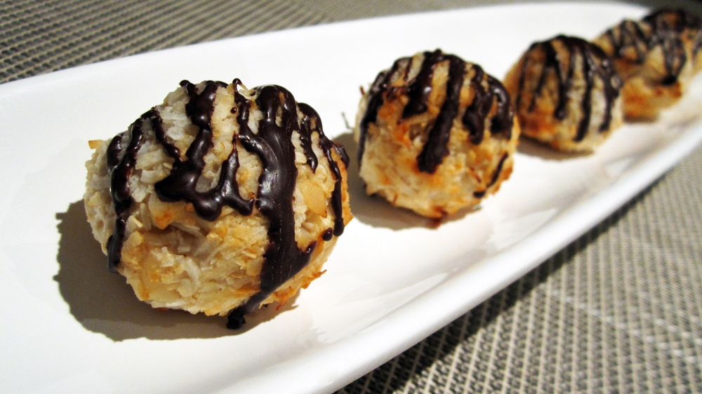 Macadamia Macaroons — Vegangela